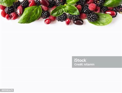 검정과 빨강 딸기 흰색 절연 잘 익은 블랙베리 라스베리 Cornels와 바 질은 흰색 바탕에 나뭇잎 텍스트 복사 공간의 열매 최고의 볼 수 있습니다 0명에 대한 스톡 사진