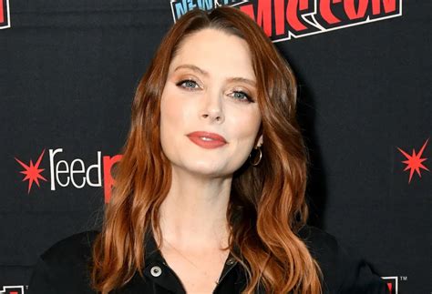 Two And A Half Men Star April Bowlby In Two Piece Workout Gear Wears