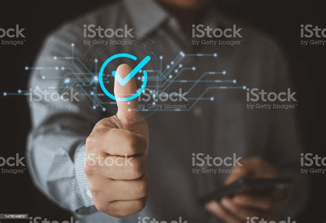 가상 화면에서 승인하기 위해 확인 아이콘을 터치하는 사업가 서비스 보증 비즈니스 프로세스 자동화를 위한 검증 개념 품질 보증