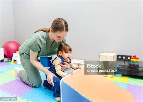치료 물리 치료를 받은 아동을 위한 신경학적 재활 재활 센터에서 어린 아이의 협응 운동을 돕는 물리 치료사 2 3 살에 대한 스톡 사진 및 기타 이미지 Istock