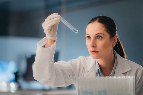 제약 실험실에서 백신에 대한 연구를하는 유리 병을 가진 과학 Dna 및 과학자 실험실의 시험관에서 화학 액체로 의료 혁신을 위해