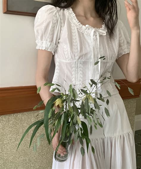 포앤바이앤 큐티 프릴 숏 블라우스 라운드넥 리본 퍼프 벌룬 반소매 레이스 자수 앞단추 크롭 걸리쉬 로맨틱 여친룩 데이트룩 10대 20대