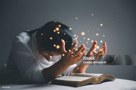 일몰 시간에 현대 집에서 무릎을 꿇고 기도하는 여자 하느님께 드리는 여성 가톨릭 기도 예배는 믿음으로 새벽에 가정에서 더 나은