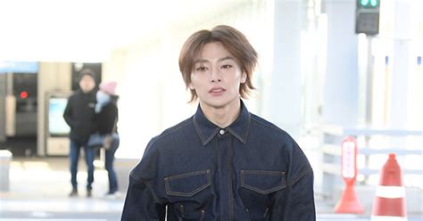 스키즈 아이엔 ‘청청 패션 출국길 화보