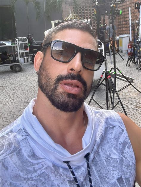 Cauã Reymond Posa Com Bella Campos E Debora Bloch Em Bastidores De