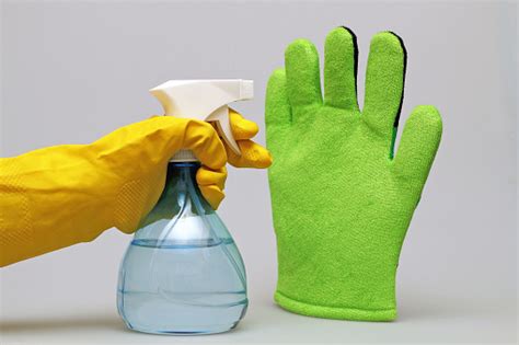 노란 장갑 및 청소 스폰지를 입은 그의 손에 스프레이와 한 병 가방에 대한 스톡 사진 및 기타 이미지 가방 가사 집안일