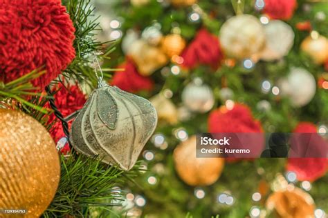 크리스마스 트리 장식 조명 포그라운드에서 반짝이 장식 볼의 Bokeh 배경 흐림 0명에 대한 스톡 사진 및 기타 이미지 0명