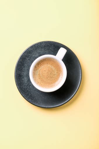 노란색 배경에 커피 한 잔 맨 위 보기입니다 공간을 복사합니다 0명에 대한 스톡 사진 및 기타 이미지 0명 노랑 마실 것 Istock