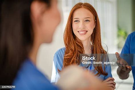 현대적인 병원 환경에서 환자 치료 전략에 대해 논의하는 의료 전문가 팀 간호사에 대한 스톡 사진 및 기타 이미지 간호사 건강관리와 의술 계획 Istock