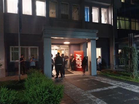 Дел од раководството пристигна во седиштето на СДСМ се очекува прес конференцијата на Ковачевски