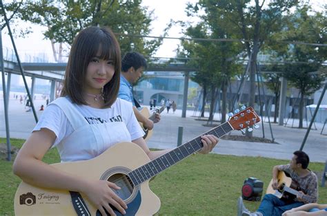 弹吉他的女孩 抖音很火的韩国弹吉他动作 随意云