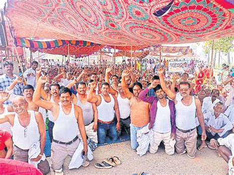 మతసయకర నరవసతల అరధనగన పరదరశన A half naked display of fisherfolk