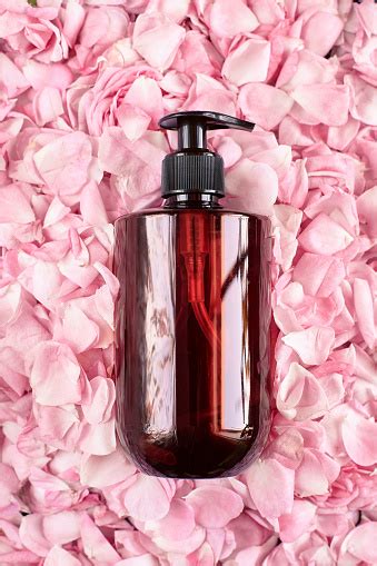 장미 꽃잎에 비누를위한 갈색 플라스틱 병 브랜드를위한 장소가있는 화장품 용기 분홍색 배경에 병을 모의합니다 공란에 대한 스톡 사진 및 기타 이미지 Istock