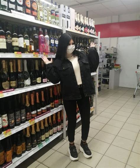 девочка с чёрными волосами