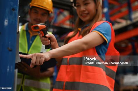 여성 창고 작업자가 스캐너를 사용하여 선반의 재고를 확인하여 시스템에 보관하는 모습 스마트 창고 관리 시스템 공급망 및 물류 네트워크 기술 개념의 클로즈업 2명에 대한 스톡