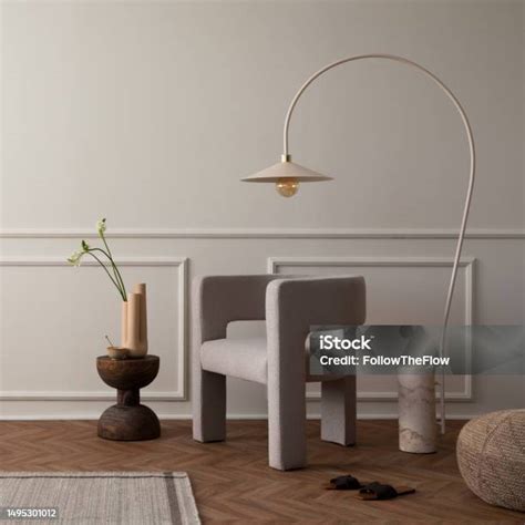 복사 공간 현대적인 안락 의자 대리석 램프 나무 커피 테이블 Pouf 회색 깔개 나뭇잎이있는 꽃병 및 개인 액세서리가있는 거실