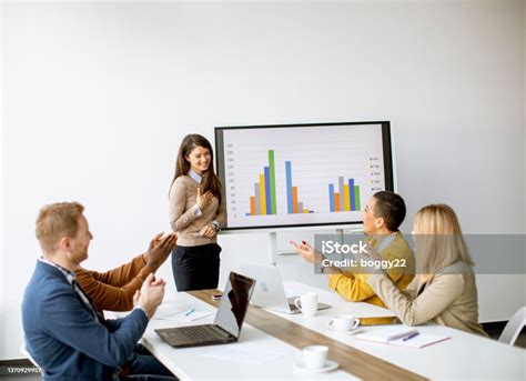 다민족 기업인그룹이 함께 일하고 사무실에서 열리는 회의에서 새로운 프로젝트를 준비하는 그룹 20 24세에 대한 스톡 사진 및 기타 이미지 20 24세 25 29세