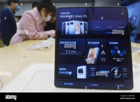 HANGZHOU CHINA MARCH Customers Experience The Just Released Foldable Screen Mobile