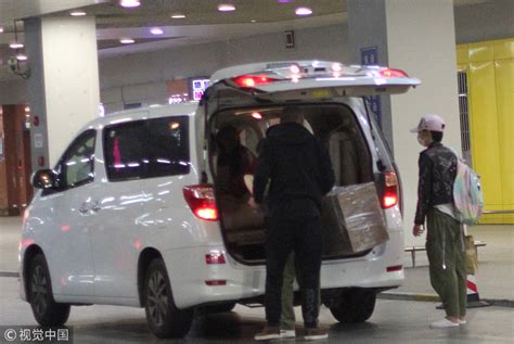 马伊琍抱娃现身未见孕肚 文章见镜头忙遮住女儿脸 搜狐大视野 搜狐新闻