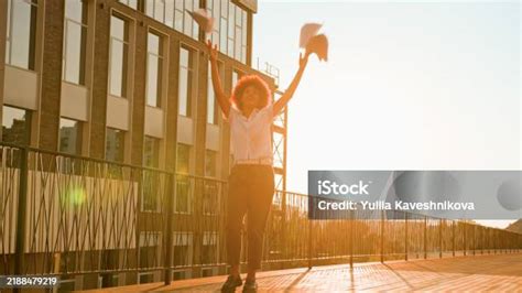 여성 실루엣 햇빛 도시 행복 아프리카 계 미국인 소녀 해고 일 완수 일 금요일 자유 여자 던지다 사업 서류 비행 문서 실업가 걷기 춤 자유를 축하하다 거절에 대한 스톡 사진