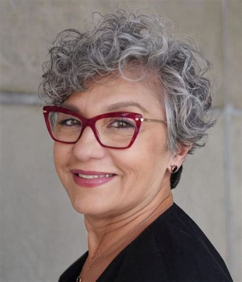 15 Gorgeous Short Curly Gray Hairstyles Women Over 50 Are Loving In 2025