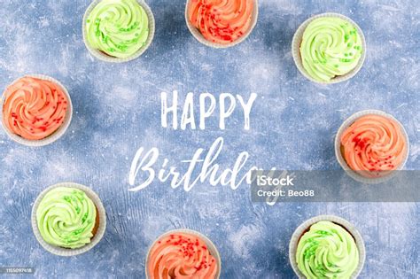 복사 공간을 가진 맛 있는 다채로운 컵 케이크 근접 촬영 생일 파티 과자입니다 생일 축 하 인사말 카드 0명에 대한 스톡 사진 및 기타 이미지 Istock