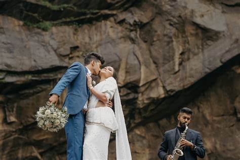 මීට කලින් දැකලා තියෙනවද මෙහෙම මංගල දවසක් කවුරුත් කතා කළ ලස්සන දිය ඇල්ලක් ළඟ තිබුණු විවාහ