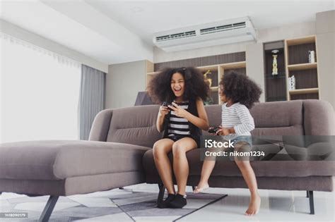 즐거운 흑인 장로와 조이스틱을 들고있는 여동생 행복한 아프리카 계 미국인 소년과 소녀 형제 자매가 재미 있고 게임을합니다 키즈 엔터테인먼트 가족에 대한 스톡 사진 및 기타