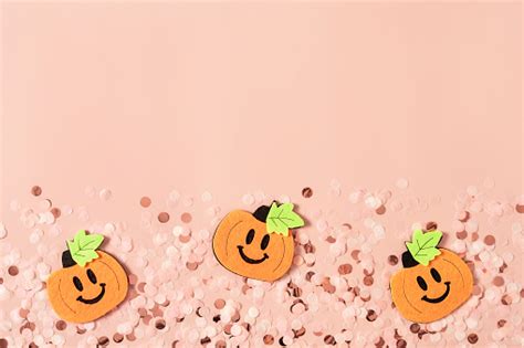 둥근 색종이와 만화 할로윈 호박 현대 추상 파스텔 핑크 배경 어떤 목적을 위해 훌륭한 디자인 휴일 파티 장식 개념 공간을 복사합니다 공휴일에 대한 스톡 사진 및 기타 이미지