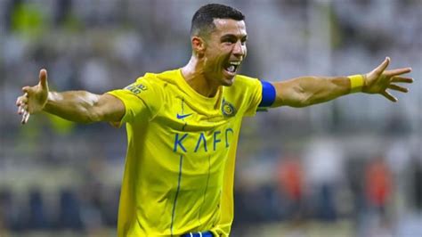 تصرف غريب كريستيانو رونالدو يدفع مشجعا أراد التقاط صورة معه مصراوى