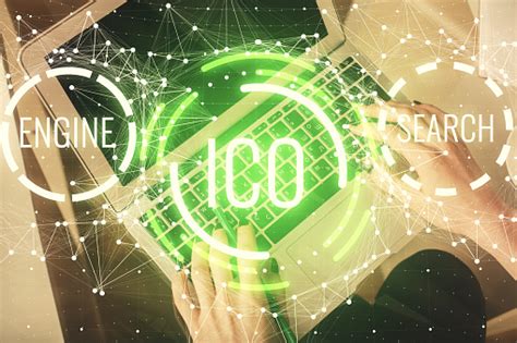 컴퓨터 및 블록 체인 테마 홀로그램 드로잉에서 일하는 여성의 손을 두 번 노출합니다 맨 위 보기 비트 코인 암호 화폐 개념 가상화폐공개에 대한 스톡 사진 및 기타 이미지