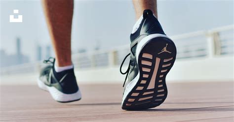 검은색 나이키 반바지와 흑백 나이키 스니커즈를 신은 남자 사진 Unsplash의 무료 의복 이미지