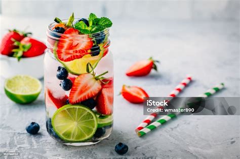 블루베리 딸기 라임 민트와 함께 생긴된 해독 물 차가운 여름 칵테일 또는 레모네이드 얼음 0명에 대한 스톡 사진 및 기타 이미지 Istock