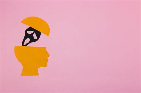 열린 인간의 종이 머리 유령 얼굴이 나온다 창조적 인 할로윈 개념 플랫 레이 종이 공예 복사 공간 핑크 배경 0명에 대한 스톡