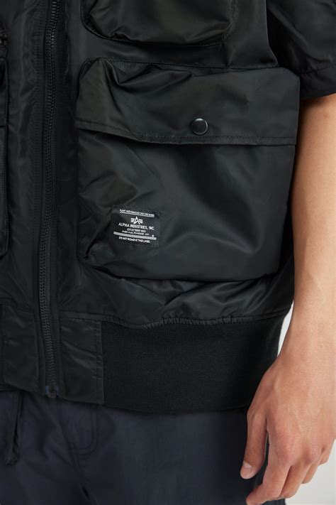 Alpha Industries L 2b 반팔 나일론 플라이트 재킷 어반 아웃피터스 한국 공식 스토어 라이프스타일 편집샵 여성 의류 남성 의류 홈 라이프 스타일