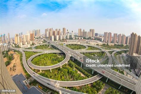 푸른 하늘 현대 교통 배경의 공중 보기와 도시 고속도로 인터체인지 우한 중국 중부에서 가장 큰 교통 및 경제 허브 도시 0명에 대한 스톡 사진 및 기타 이미지 Istock