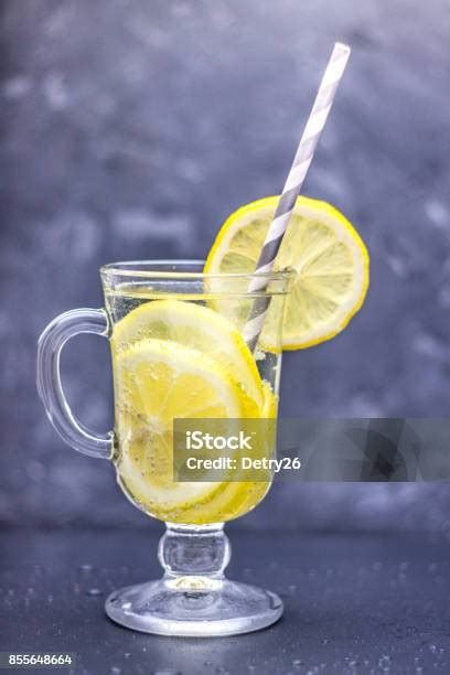 회색 콘크리트 바탕에 손잡이와 유리에 레몬 하 네 수 제 이드 어두운 배경에 레몬의 조각으로 물 0명에 대한 스톡 사진 및 기타 이미지 Istock