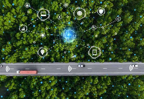 공중 평면도 무인 자동차 수소 동력 트럭 그린 포레스트 고속도로를 따라 순항 친환경 환경에서 전기 자동차와 재생 에너지를 결합한 지속 가능한 운송의 미래 교통수단에 대한