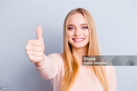 캐주얼 감정 매력 고용 완벽 한 흥분된 유행 추천 원하는 사람 개념 쾌활 한 귀여운 자신감 예쁜 여자 엄지손가락 업 기호 절연 회색 배경 설명의 초상화를 닫습니다 건강한