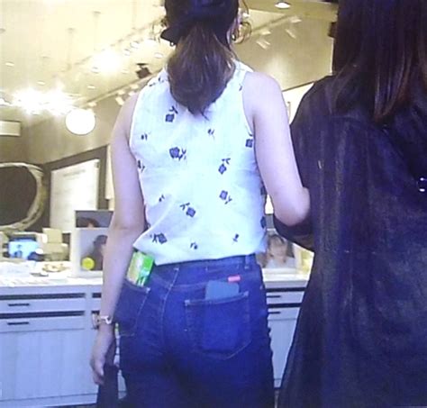 お嬢様系の超清楚系美人女子大生がスキニーデニムを履いて美巨尻パンパンにさせている姿がエロすぎる めっちゃリアル