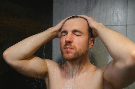 Cerrar Atractivo Joven Desnudo Triste Preocupado Joven Tomando Ducha