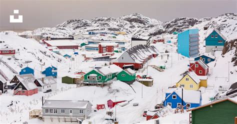 눈으로 뒤덮인 언덕 위의 마을 사진 Unsplash의 무료 그린란드 이미지