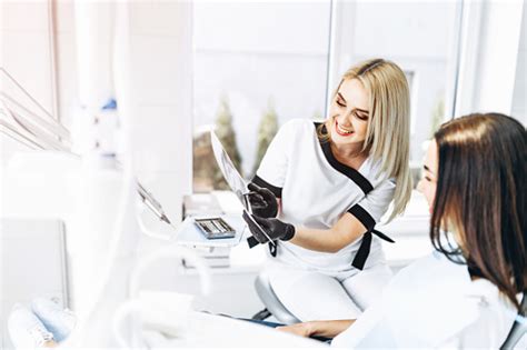 치과 의사가 환자를 위한 엑스레이를 보여주고 치료 계획을 설명합니다 건강 진단에 대한 스톡 사진 및 기타 이미지 건강 진단 건강관리와 의술 검사 보기 Istock