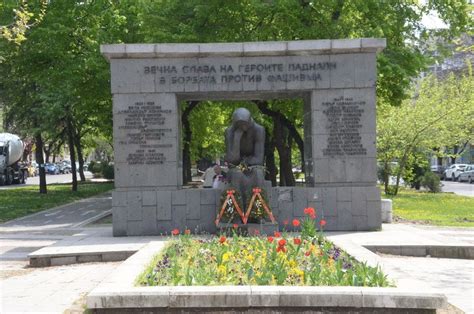 Братската могила потъва - Утро