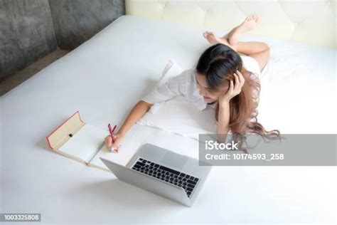 침대에 아름 다운 젊은 여 자가 쓸 노트북 침실에서 노트북 화면 작업에 사용 하 고 비즈니스 여자 작업 집 경영자에 대한 스톡