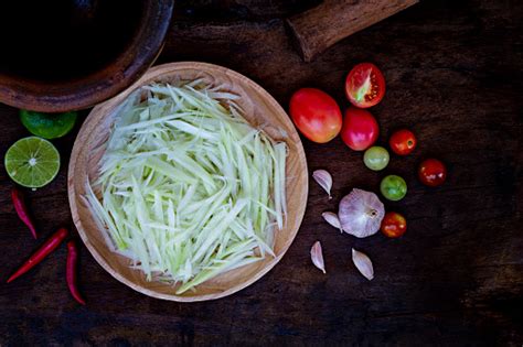 나무 테이블에 녹색 파파야 샐러드 솜 텀 타이어 유명한 태국 음식 태국 음식의 전통 건강한 생활방식에 대한 스톡 사진 및 기타 이미지 Istock