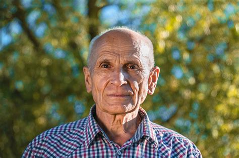 주름진 얼굴과 회색 머리카락을 가진 노인의 초상화를 클로즈업 노인 남자에 대한 스톡 사진 및 기타 이미지 노인 남자 심각한 남자 Istock