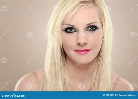 Ritratto Del Primo Piano Della Ragazza Bionda Sexy Con Gli Occhi Di Gatto Verdi Immagine Stock