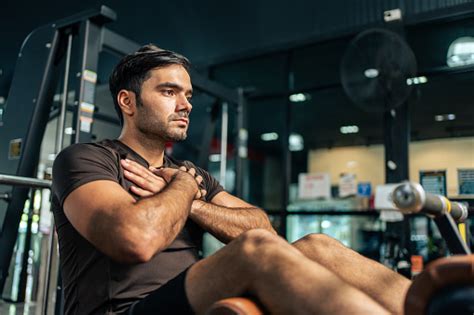 백인 스포츠맨은 경기장에서 복부를 위해 바닥에서 윗몸 일으키기 운동을 합니다 매력적인 잘 생긴 젊은 운동 선수 남성은 복근 운동을하고 피트니스 체육관 클럽에서 건강 관리 및