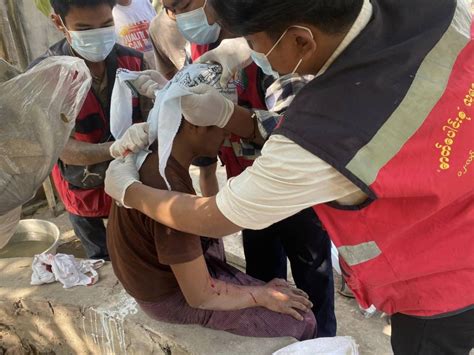 အောင်မြေသာစံမြို့နယ်တွင် အမျိုးသားလေးဦးက ဓားများကိုင်ဆောင်ကာ အမျိုးသားတစ်ဦးထံမှ ဆိုင်ကယ် လုယက်မ